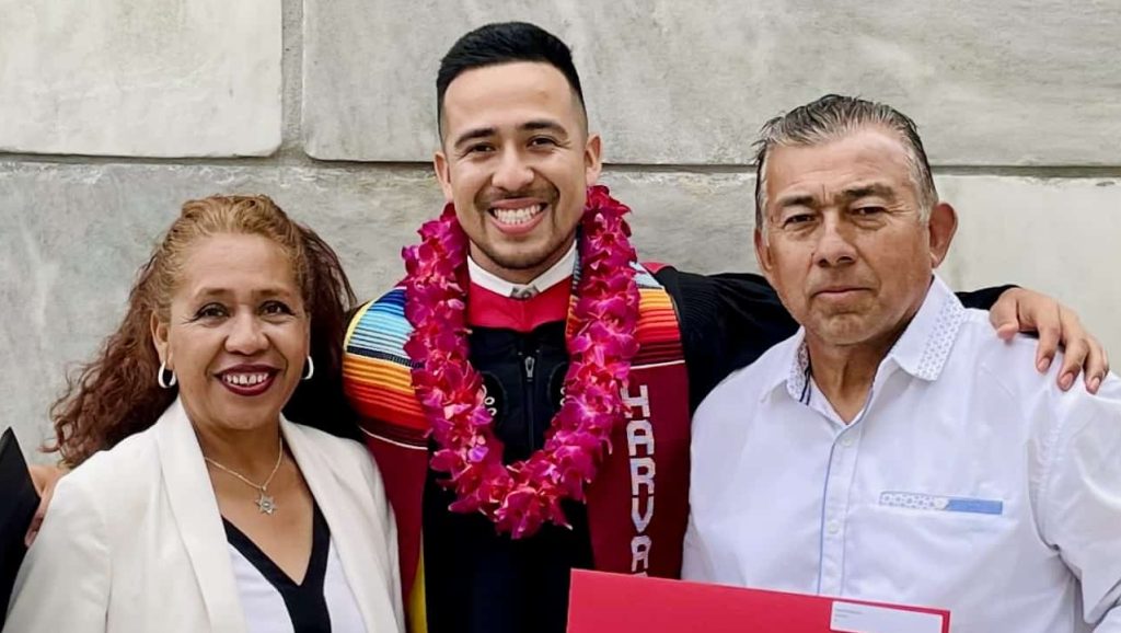 Tres títulos de Harvard, el logro inédito de David Velásquez