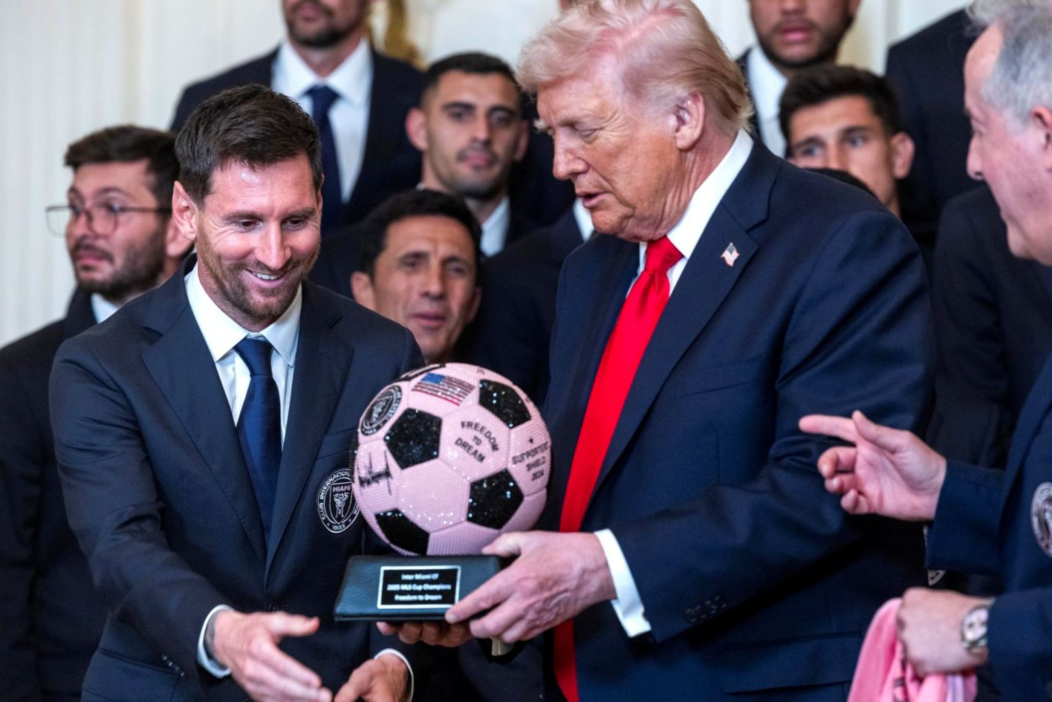 Trump recibe a Lionel Messi y alaba a Cristiano Ronaldo